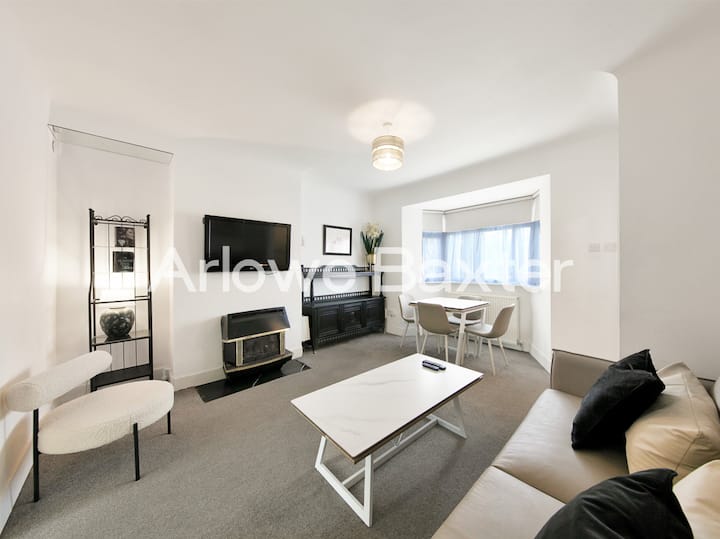Stylish 3-bedroom Garden Home | Ac | Contractors - Barnet