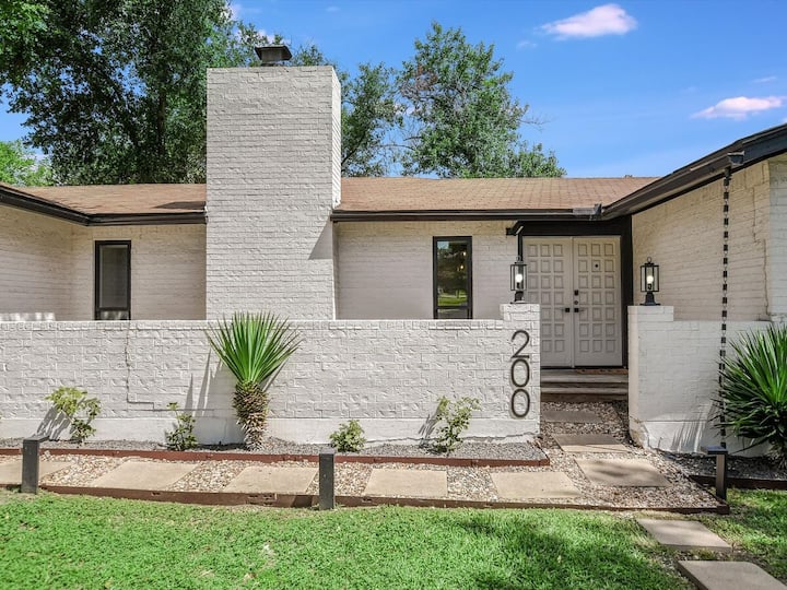 Modern Retreat W/ Cowboy Pool, Deck & Cozy Firepit - Round Rock, TX