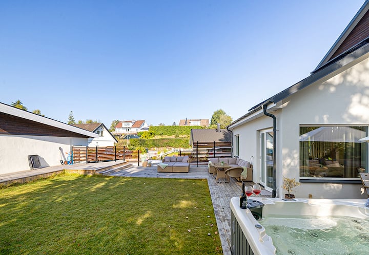 Modern Villa With Jacuzzi - Huddinge