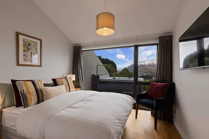 Tui's Nest | A Romantic & Luxury Home | Hot Tub - 