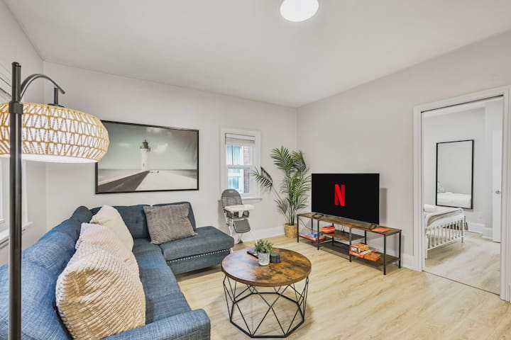 Chic 2-br Urban Retreat | Near Beach| Free Parking - Oshawa