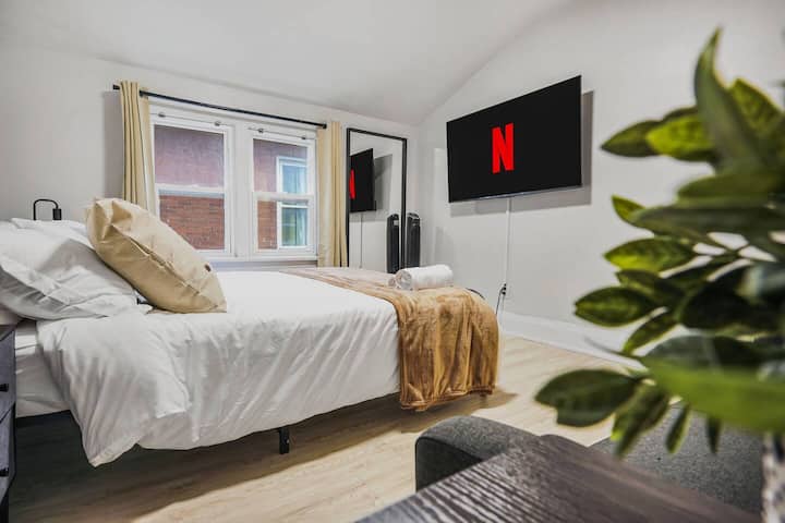 2br Apt: Mins From Beach & Downtown I Free Parking - Oshawa
