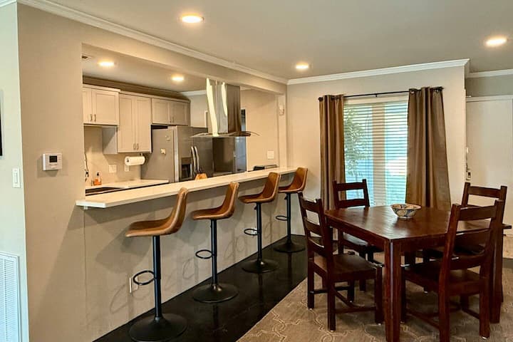 Central Local | 2br Duplex | Pet-friendly | Yard - Emerald Forest - San Antonio