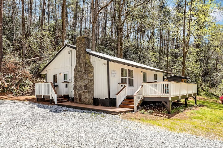 Creekside Cottage– Historic Water-view Cottage - Helen, GA