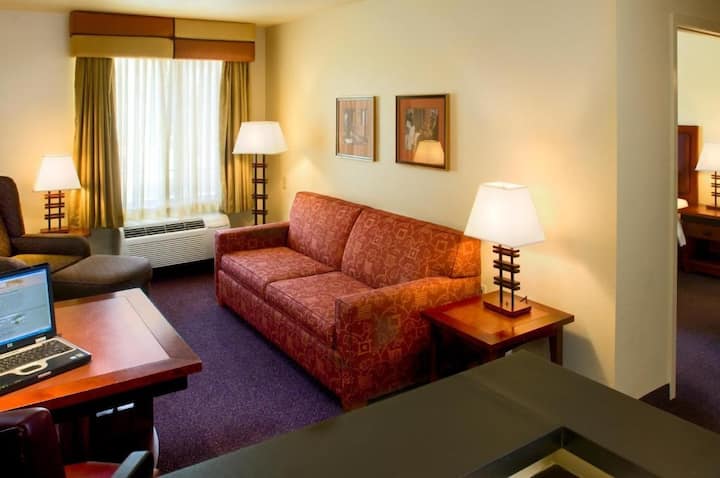 2 Cozy Suites W Separate Living And Sleeping Areas - Bellevue