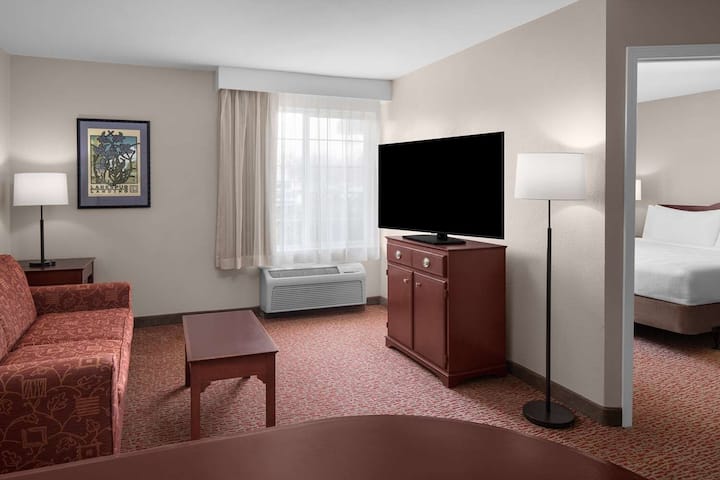 3 Quiet Suites W/ Full Kitchen, Free Parking - Bellevue, WA