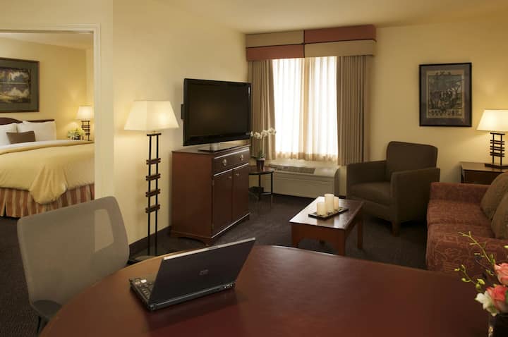 Inviting All-suite Hotel W/ Free Grocery Shopping - Sacramento, CA