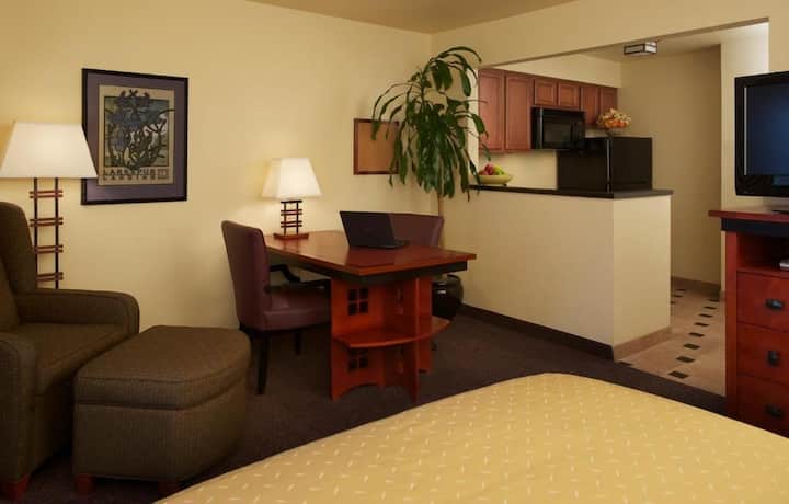 Comfy Suite Ideal For Business Visitors To Intel - 佛森