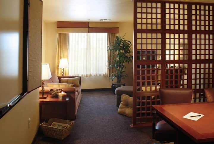 Ideal Suite W/ Kitchen Ideal For Extended Stays! - Roseville, CA
