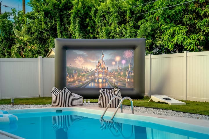 Clearwater Retreat: Pool, Spa, Theatre & Putt-putt - Largo, FL