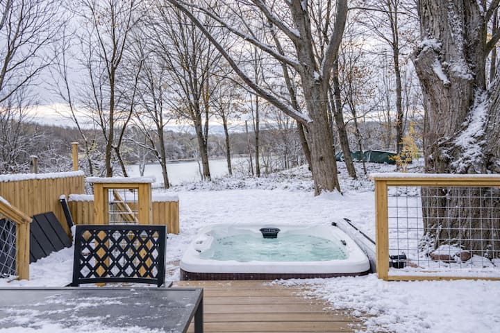 Cozy Village Retreat • Hot Tub & River Views - Saugerties, NY