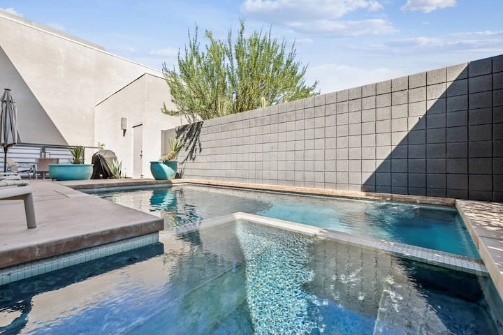Stylish Gated Th + Private Heated Pool + Hot Tub - Palm Springs, CA