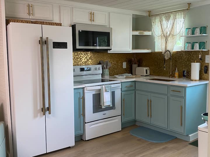 Brainy & Footsy Beach Cottage - Englewood, FL