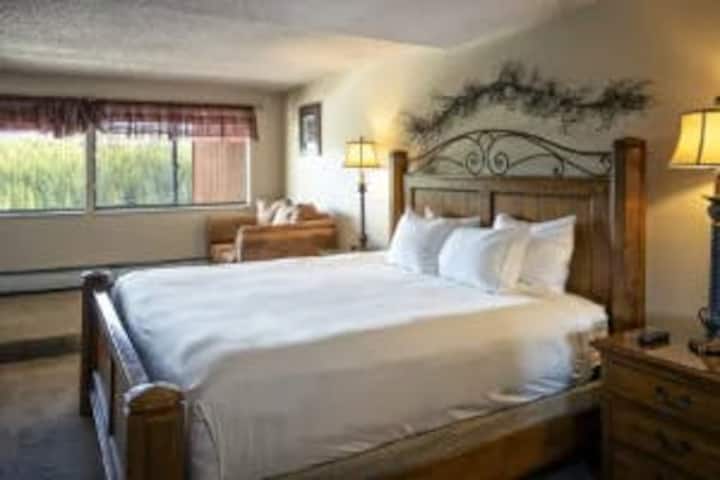 Two-bedroom Suite With Kitchen & Fireplace - Breckenridge, CO