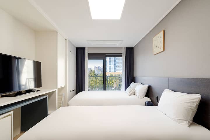 Cityscape + Sea Glimpse|3 Guests|full Kitchen - Sokcho-si