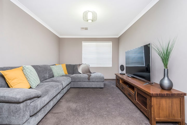 Family Friendly 4br Home - Free Parking, Fast Wifi - John Forrest National Park