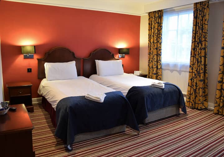 Twin Room Ensuite With Bath Garden View Classic - Sevenoaks