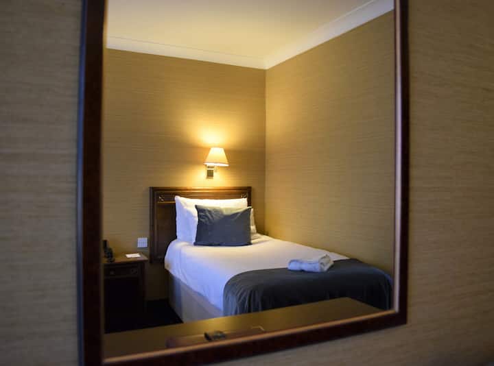 Single Room Ensuite With Bath City View - Tonbridge