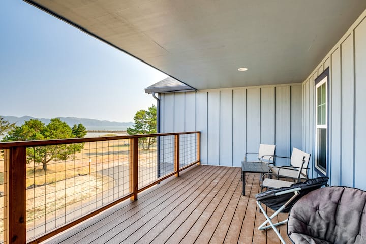 Beautiful Water Views: Coastal Oregon Townhome! - Warrenton, OR