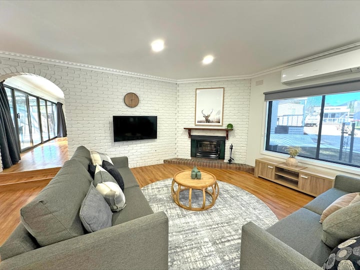Holiday House (4br) - Bright