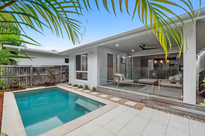 Waves Ocean's Edge - Palm Cove