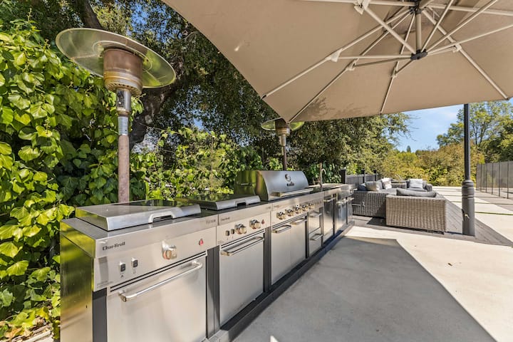 Tarzana Modern Gem W/ Pool & Soccer Field - Los Angeles, CA