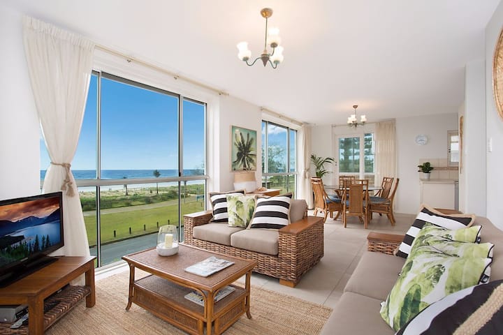 King Tide -Broadbeach 3br W/ocean Views & Balcony - Surfers Paradise