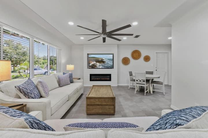 The Coastal Retreat: Modern 3br Home - Treasure Island, FL