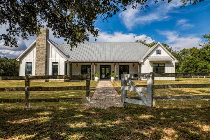 Indulge In Luxury & Tranquility At Modern Manor! - Round Top, TX