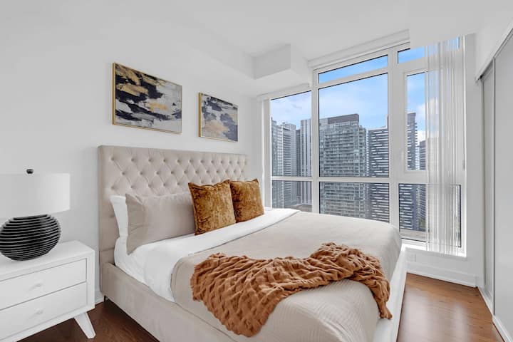 Luxurious 2 Br Condo , Great Location & Parking - Toronto
