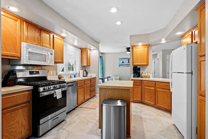 Belle Maison Intermediate Lake Cottage - Torch Lake, MI