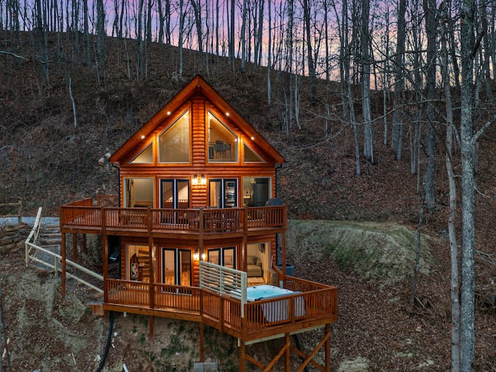 Appalachian Peak Paradise - Views, Hot Tub, Fire - Bryson City, NC