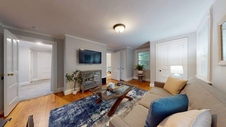 Renovated, Victorian, In-unit Laundry & Kitchen - 牛頓