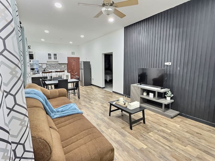 2 Bedroom Apt., Modern, Convenient Near Airport - Belice