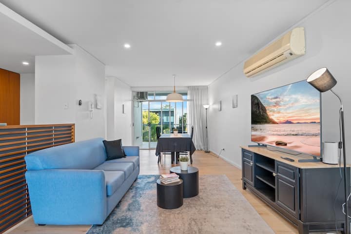 Tropical Bulimba Getaway 2br | *Parking/pool* - Windsor