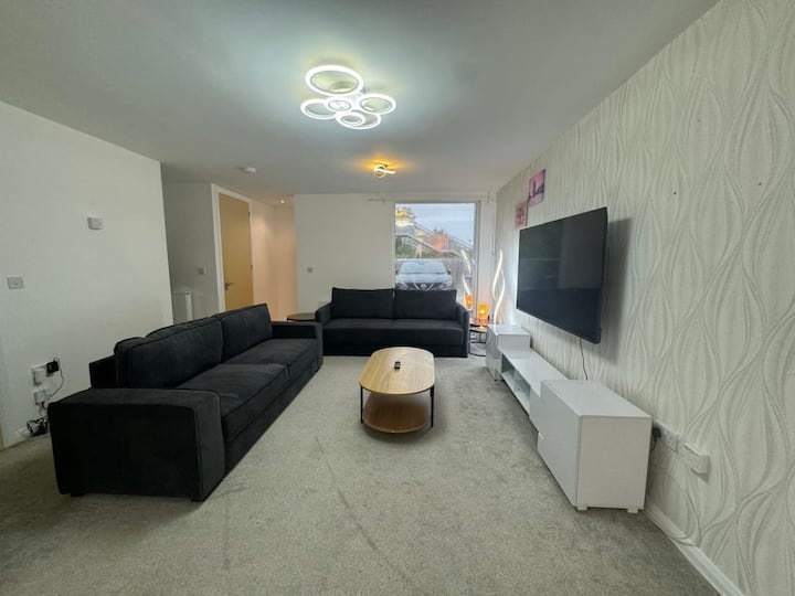 New 3 Bedroom House Free Parking - The Whitworth