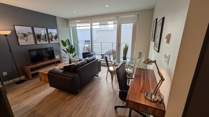 Luxe 2br Apt With Balcony Near Johnson Street - Victoria