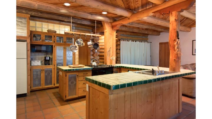 Denton Cabin - Warm, Pet-friendly Log Cabin, - Taos Ski Valley, NM