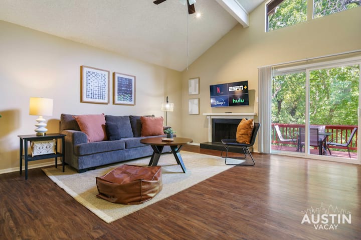 Spacious Atx Apt | Private Deck + All Essentials - West Lake Hills, TX