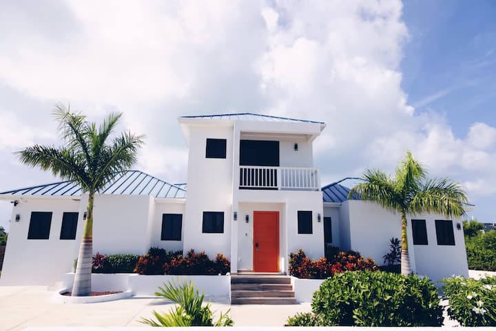 Lush 2-story Villa, Poolside Bliss Near Beach - Turks- und Caicosinseln