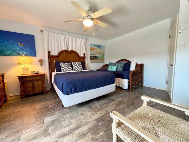 Walk To Beach, Pool, Corner Unit, Sleeps 6! - Corpus Christi, TX