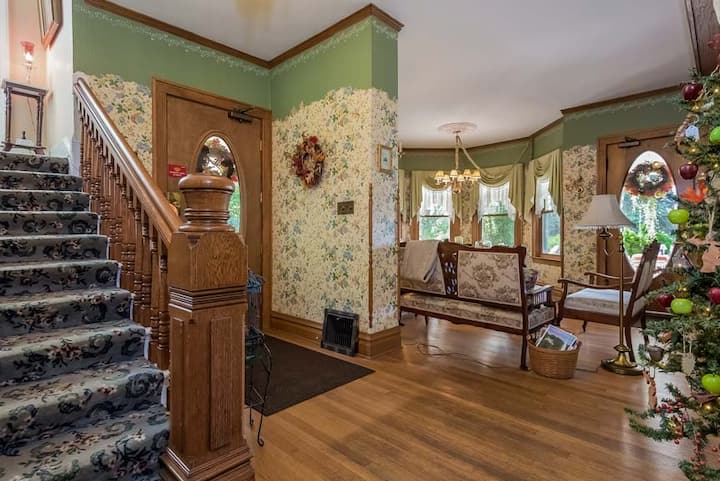 Kingsley House  Bed & Breakfast - Full Home - Saugatuck, MI