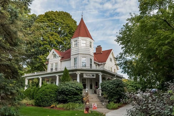 Kingsley House  Bed & Breakfast - Full Home - Saugatuck, MI