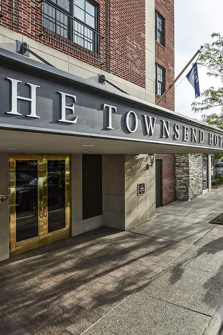 Award-winning Gem In Upscale Birmingham - Southfield, MI