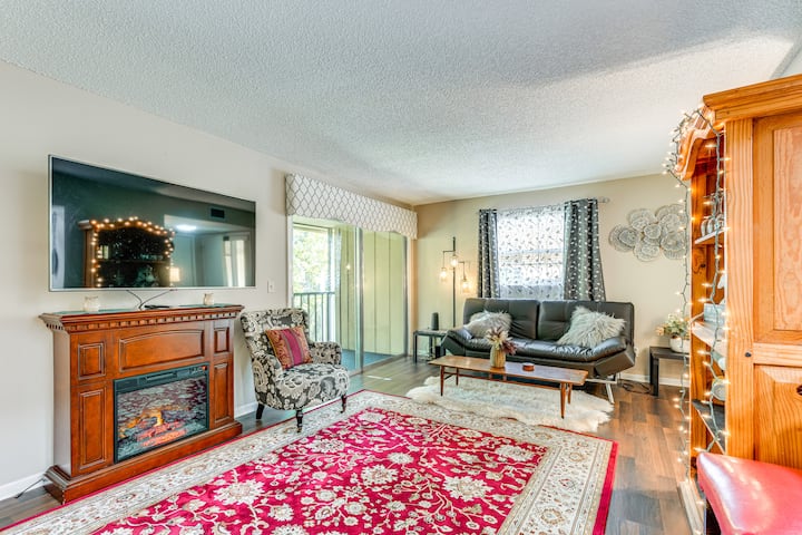 Condo W/ Pool & Beach Access Near Theme Park - Deltona, FL