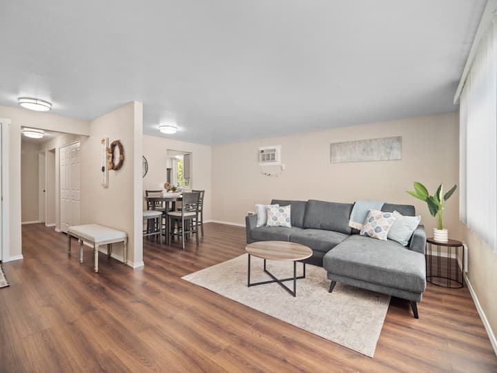 *2bed/1bath, Shopping, Parking! - Spokane, WA
