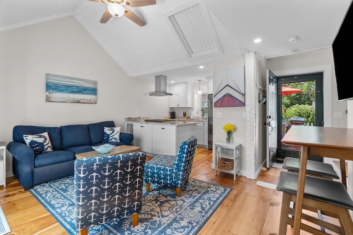 Vineyard Sound Retreat Sleeps 6! - New Seabury, MA