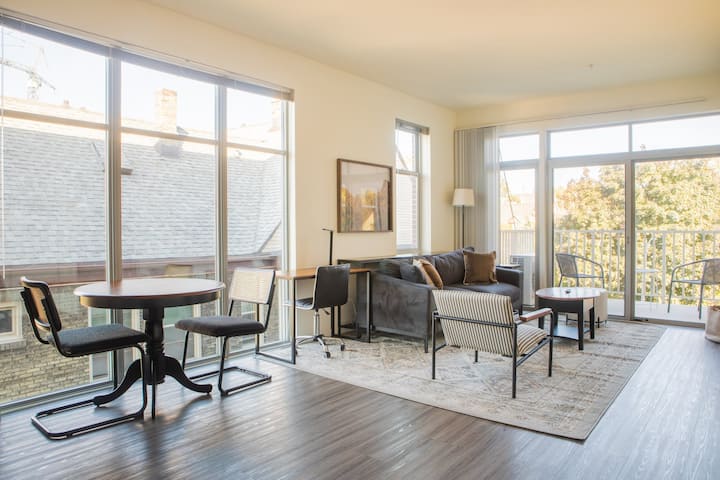 East Side Luxury 1br Apt - By Brady+fiserv+balcony - Milwaukee