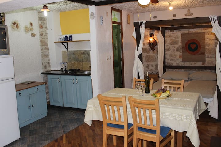 Nette Wohnung In Betina Mit Terrasse Und Whirlpool - Jezera