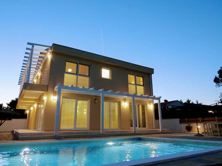 Ferienhaus In Ližnjan Mit Beheiztem Whirlpool - Ližnjan